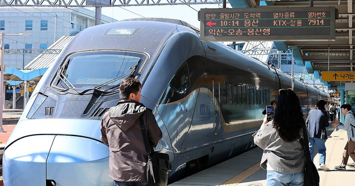 KTX-청룡 촬영하는 시민들