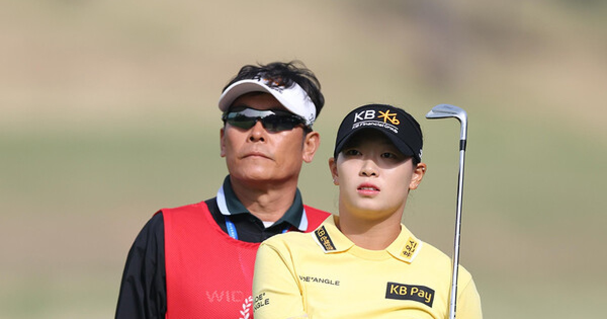 7언더파 몰아친 방신실, 메이저 KLPGA 챔피언십 2R 선두 질주