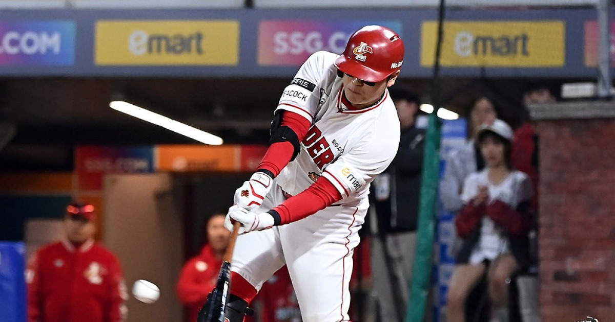 '212일 만에 손맛 봤다' SSG 추신수, KT 엄상백 상대로 시즌 첫 홈런 '쾅' [인천 라이브]