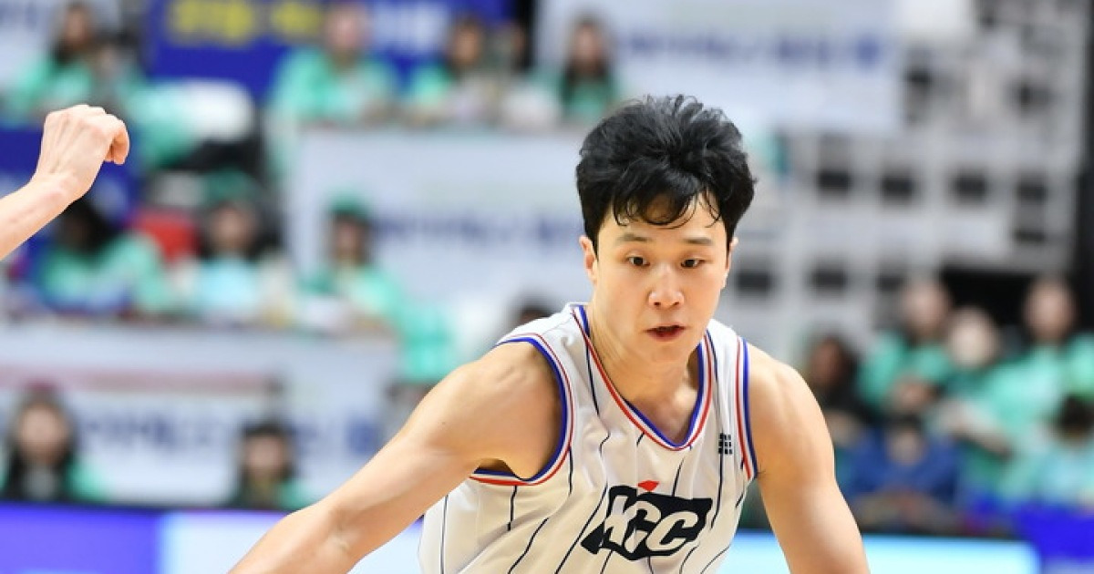 '형 허웅이 먼저 웃었다' KCC, 챔프전 1차전서 17점차 완승...70% 우승 확률 잡아