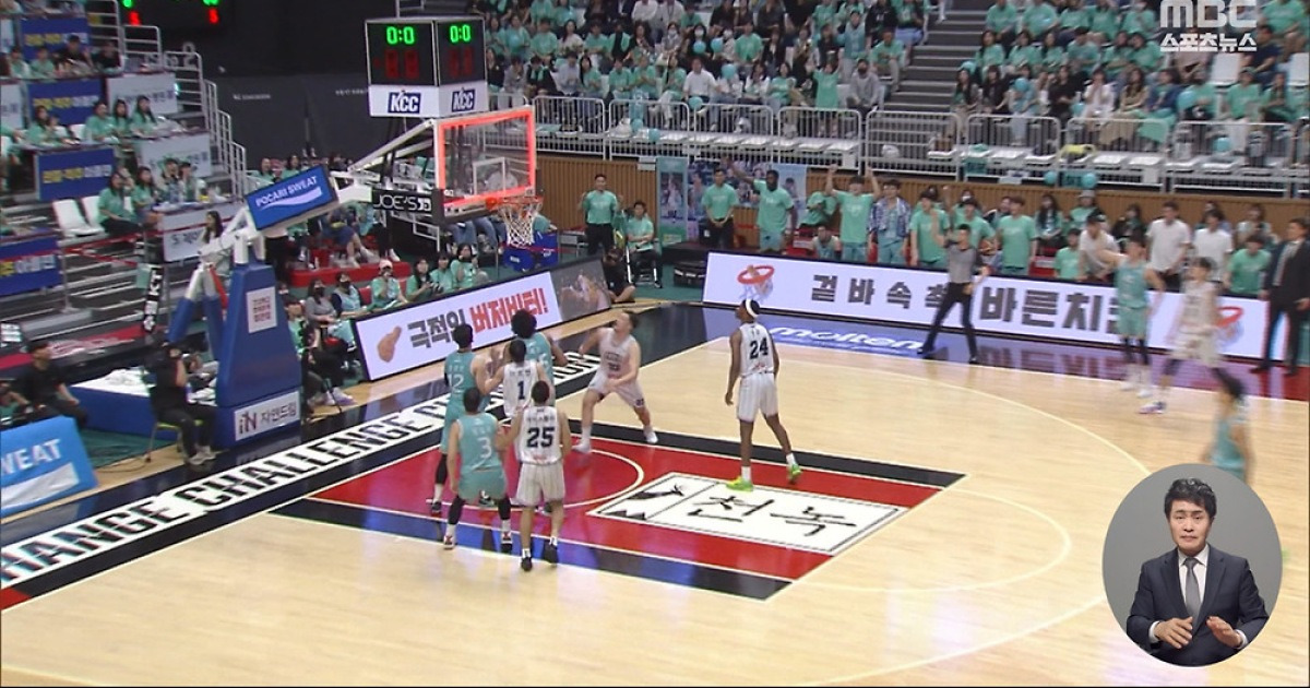 '폭풍 3쿼터' KCC '1차전 17점차 완승'