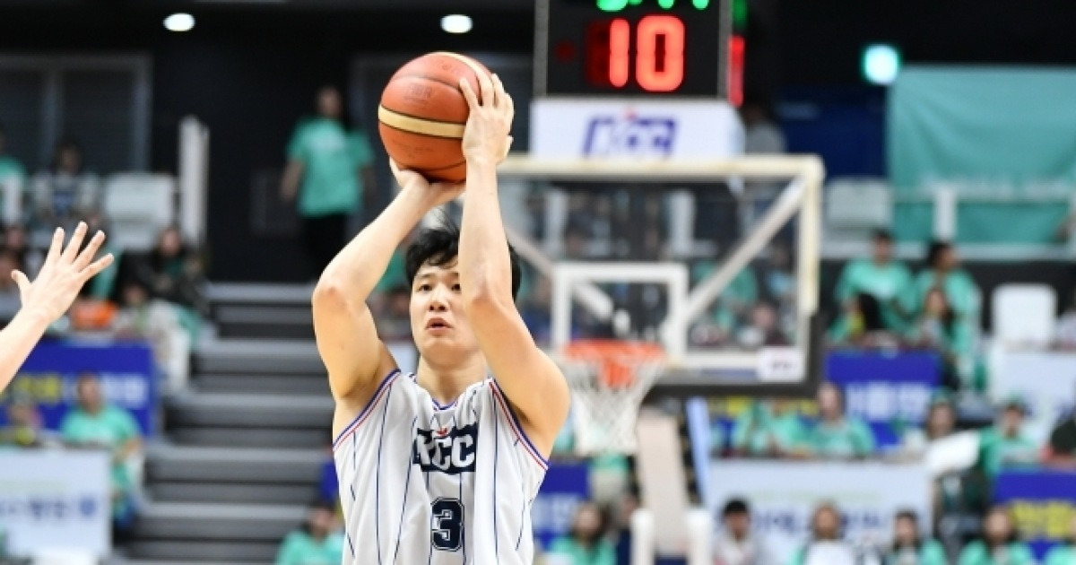 ‘형이 먼저 웃었다’ KCC, kt와 챔프전 1차전서 17점차 대승…우승 확률 69.2% 차지 [MK수원]