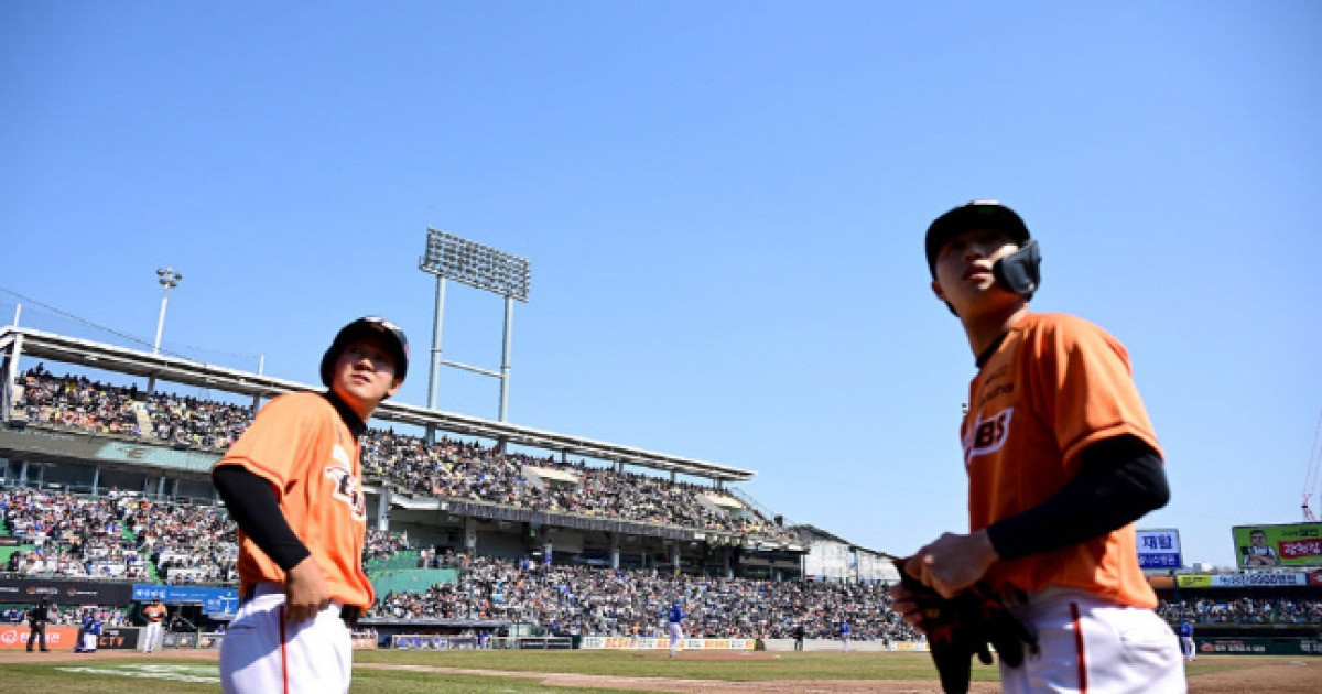 'KIA 무려 89%↑-한화는 신기록 수립' KBO 리그 인기 폭발, 200만 관중 돌파 초읽기 '10구단 체제 이후 가장 빠르다'