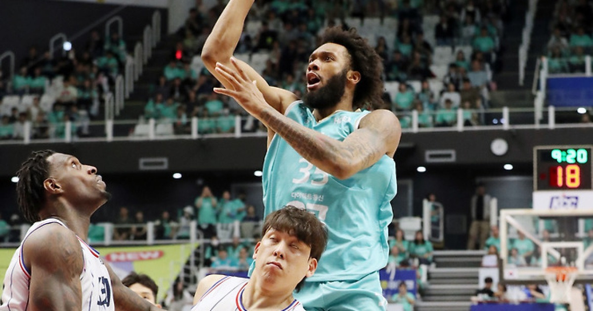 '배스 36점' KT, KCC 꺾고 반격의 1승…챔프전 1승1패 균형