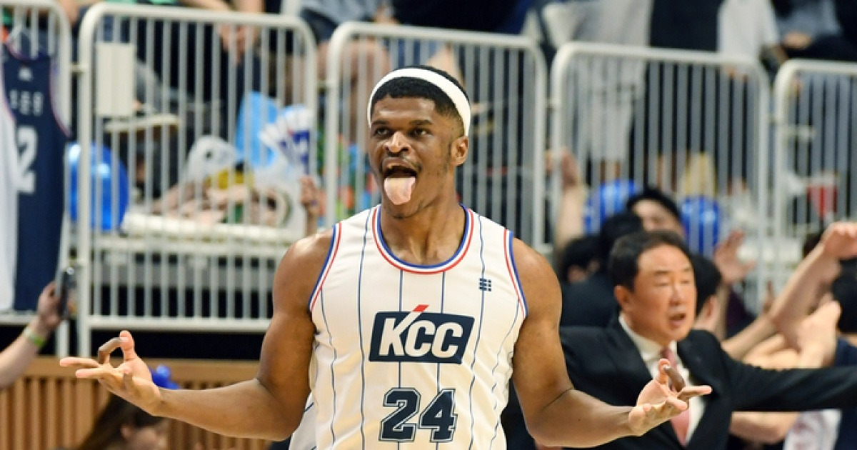 [포토]3득점에 기뻐하는 KCC 존슨