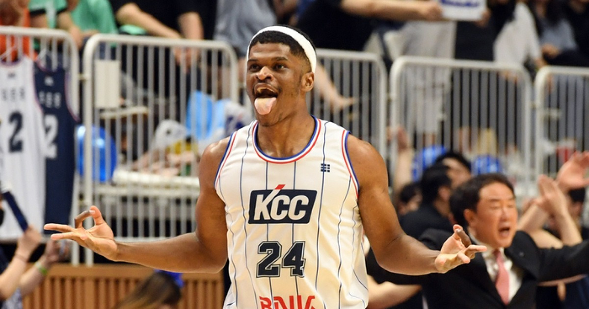 [포토]KCC 존슨, 3점슛 폭발!