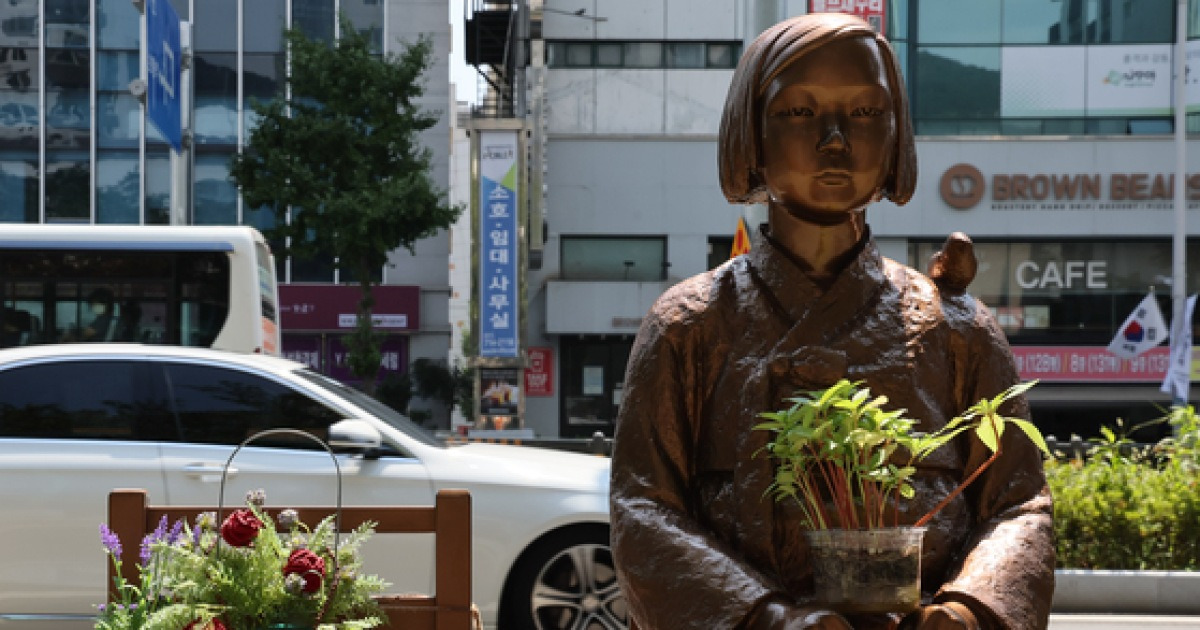 Man slammed for placing sushi, Japanese beer on 'comfort woman' statue ...