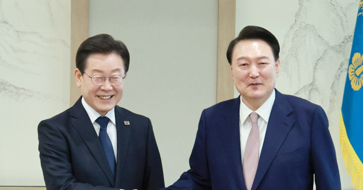 이재명 대표와 악수하는 윤석열 대통령