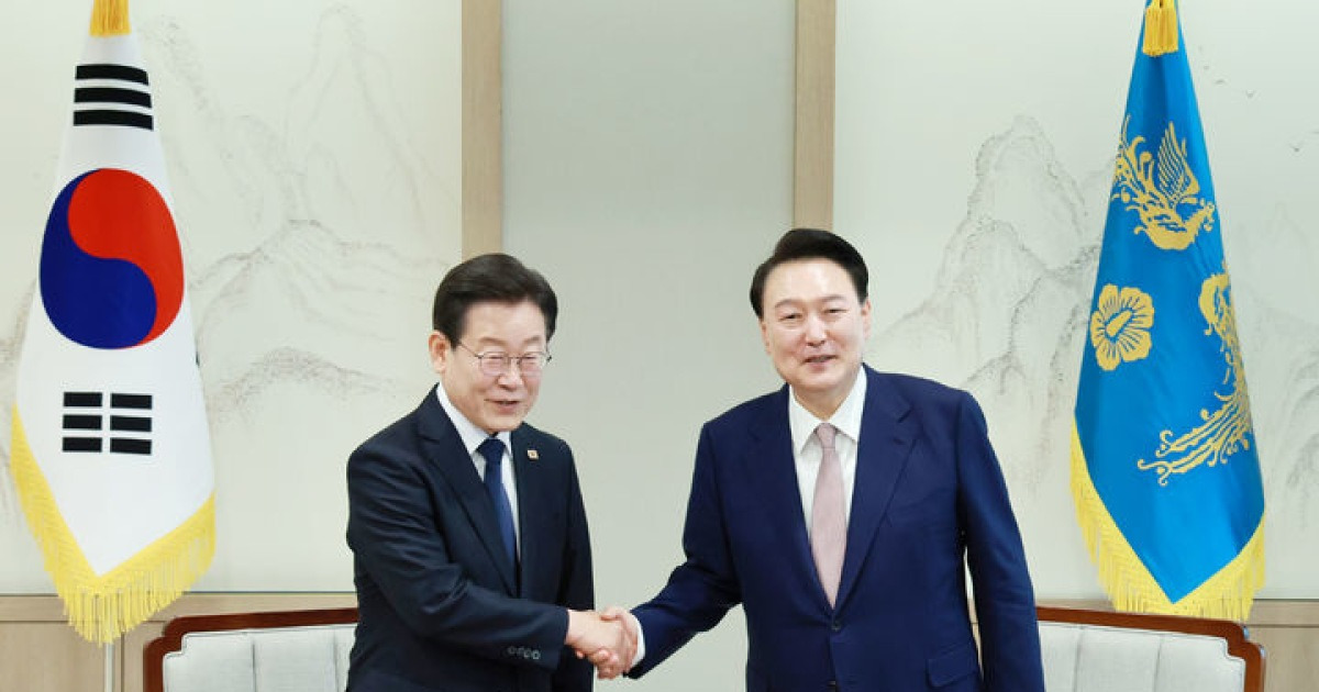 이재명 대표와 악수하는 윤석열 대통령
