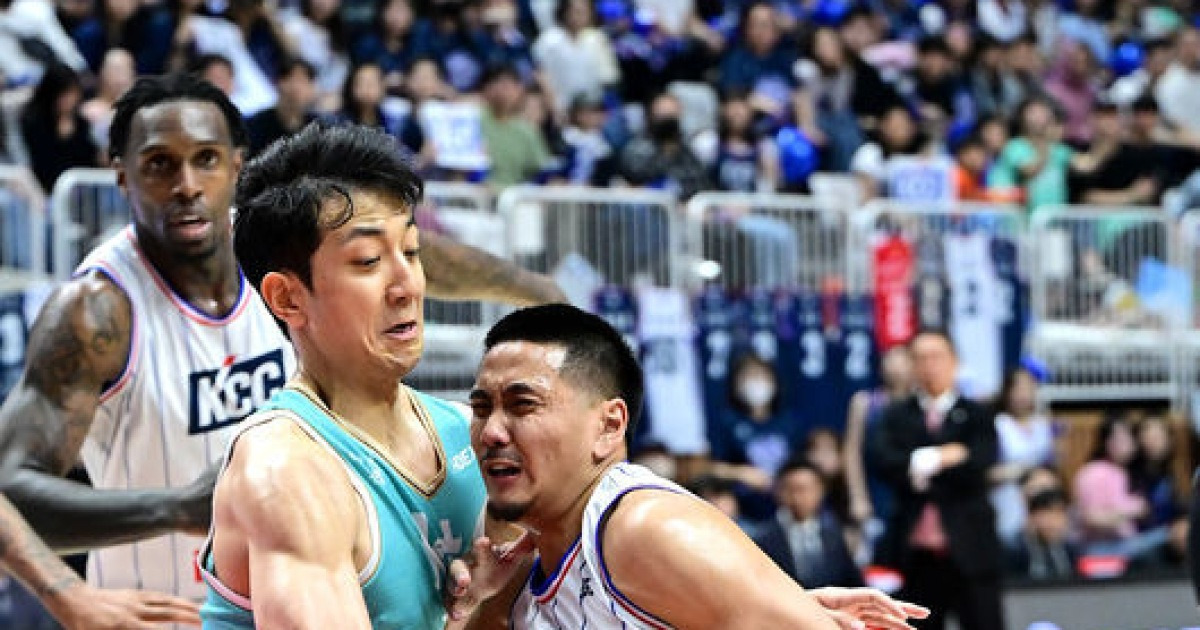 KT 허훈, 'KCC 에피스톨라 돌파 저지' [사진]