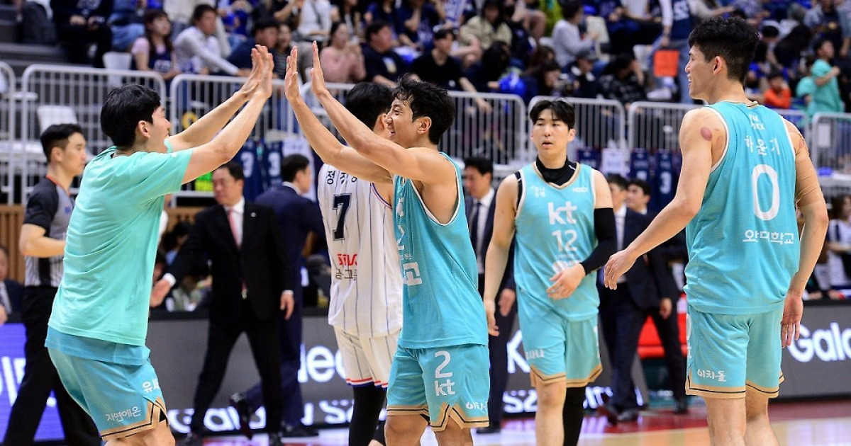 KT, KCC 꺾고 챔프전 1승 1패! [포토]