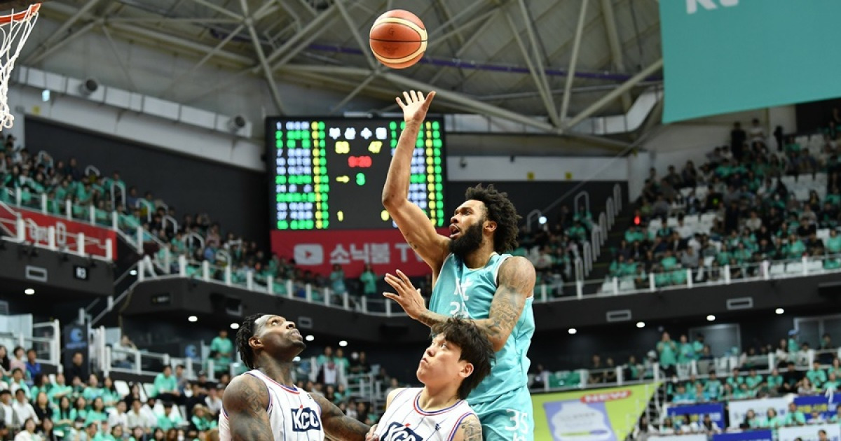 '반격의 첫 승' KT는 어떻게 KCC 잡았나…배스 36점 원맨쇼→허웅 실책→송교창 퇴장