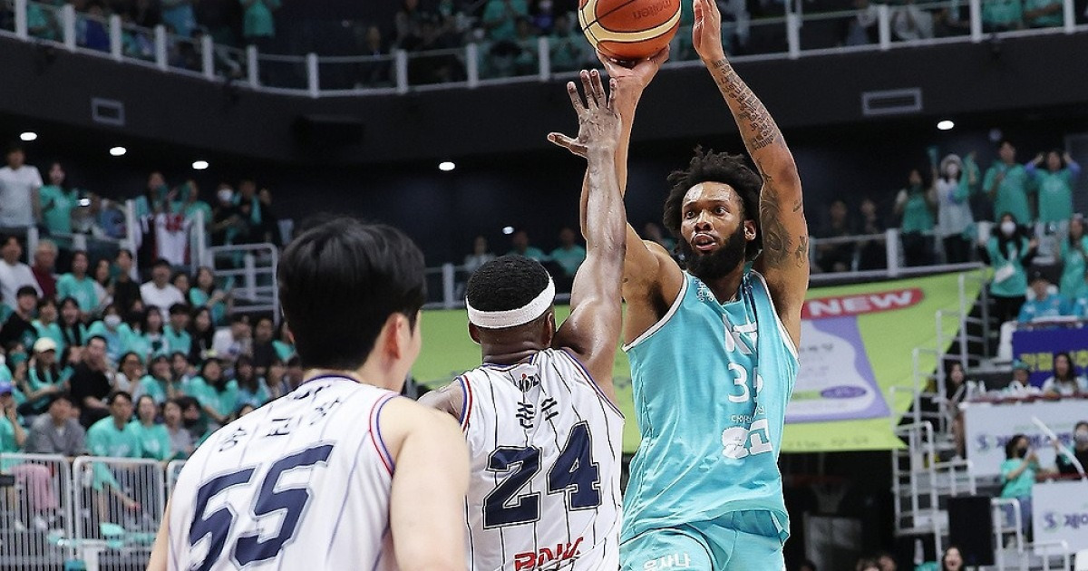 득점왕 배스의 위력…프로농구 kt, KCC 꺾고 1승 1패