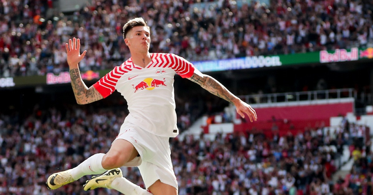 '대체 무슨 의미야'...'제2의 홀란' 노리는 EPL 팀, 에이전트가 SNS로 이적 예고? "구단 로고 앞 사진 공개"