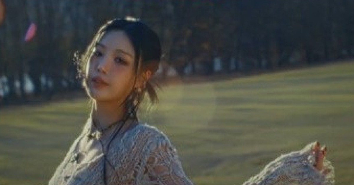 수진의 빛나는 자태…새 EP 'RIZZ' 비주얼라이저 공개