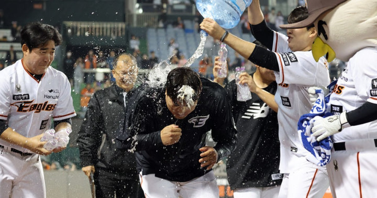 KBO 100승 달성, 축하받는 한화 류현진