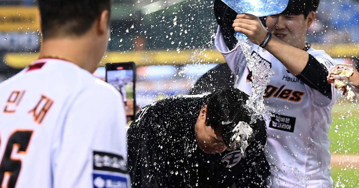 '물세례도 행복해' KBO 100승 완성한 류현진 "한미 통산 200승은 빨리 했으면" [현장 인터뷰]