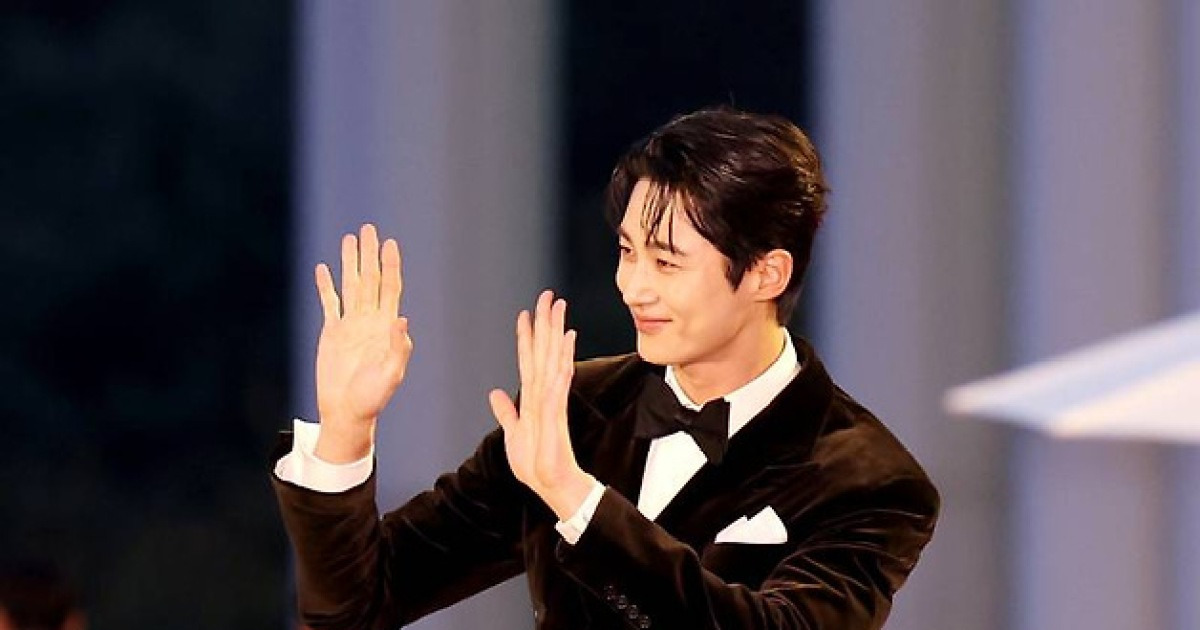 [포토]변우석 소녀팬 함성 부르는 눈웃음