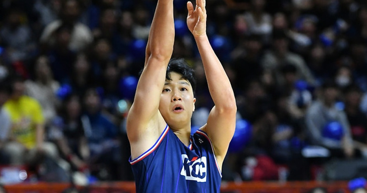 '이번엔 형이 웃었다' KCC, 1만 관중 앞에서 KT 꺾고 챔프전 2승 1패...우승 확률 69.2%