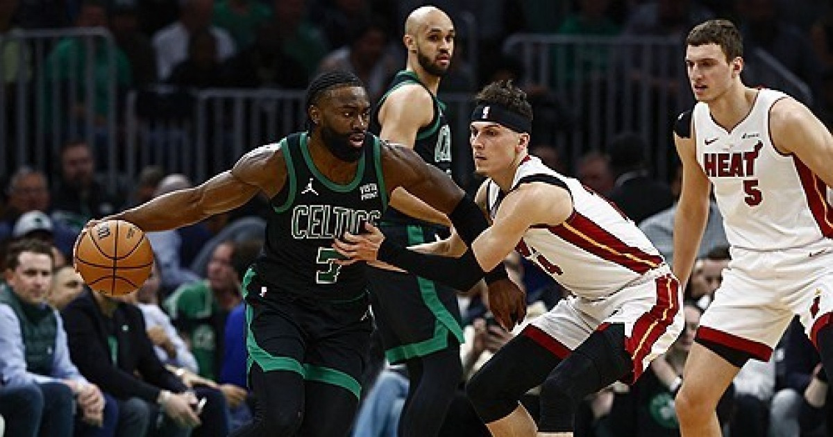 [NBA PO] ‘브라운-화이트 50점 합작’ 보스턴, 마이애미 완파하고 2라운드 진출