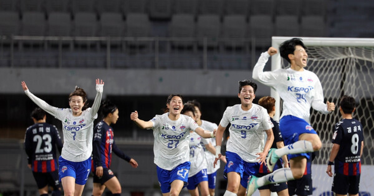 [WK리그] 화천KSPO 최유정 첫 골, 선수들 환호.