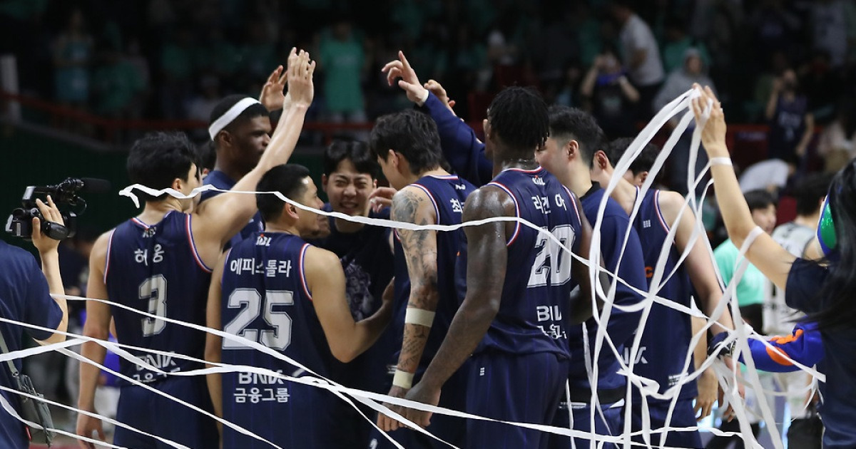 KCC, 12점 차 뒤집고 KT에 역전승…5위 팀의 첫 우승까지 1승 남았다