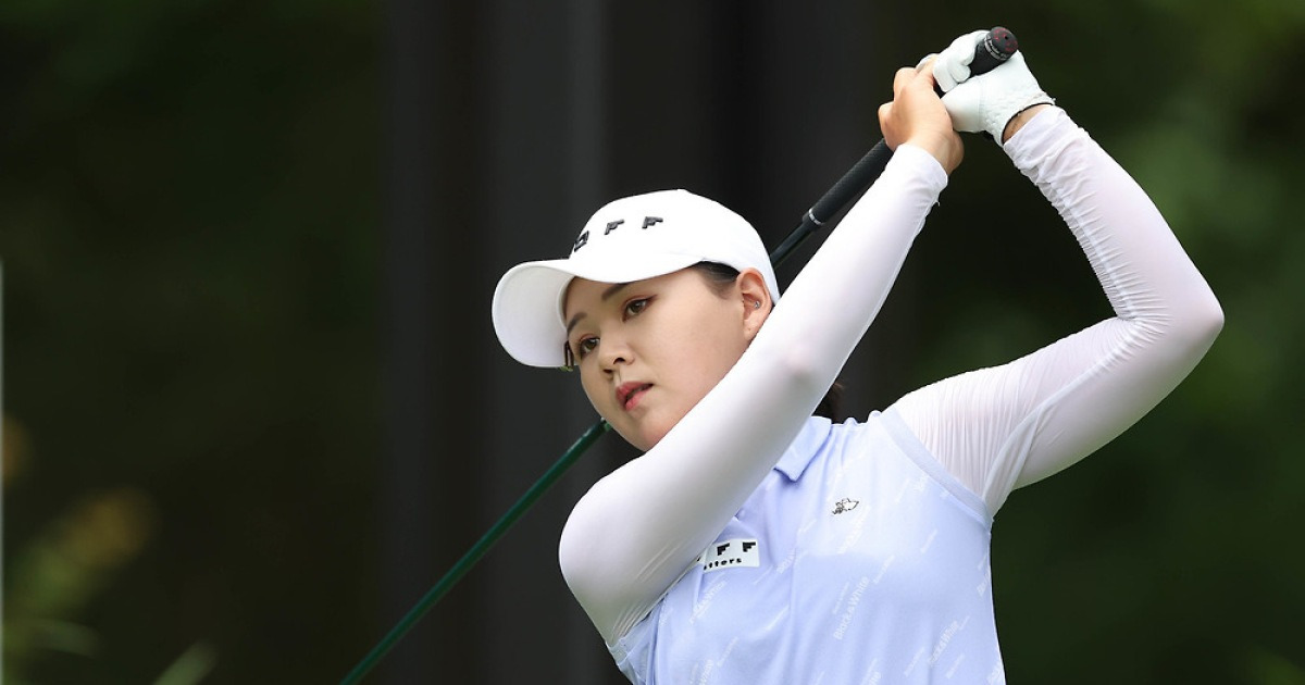 이제영, KLPGA '교촌 1991'서 데뷔 첫승 도전…"내일도 5타 줄이고파"