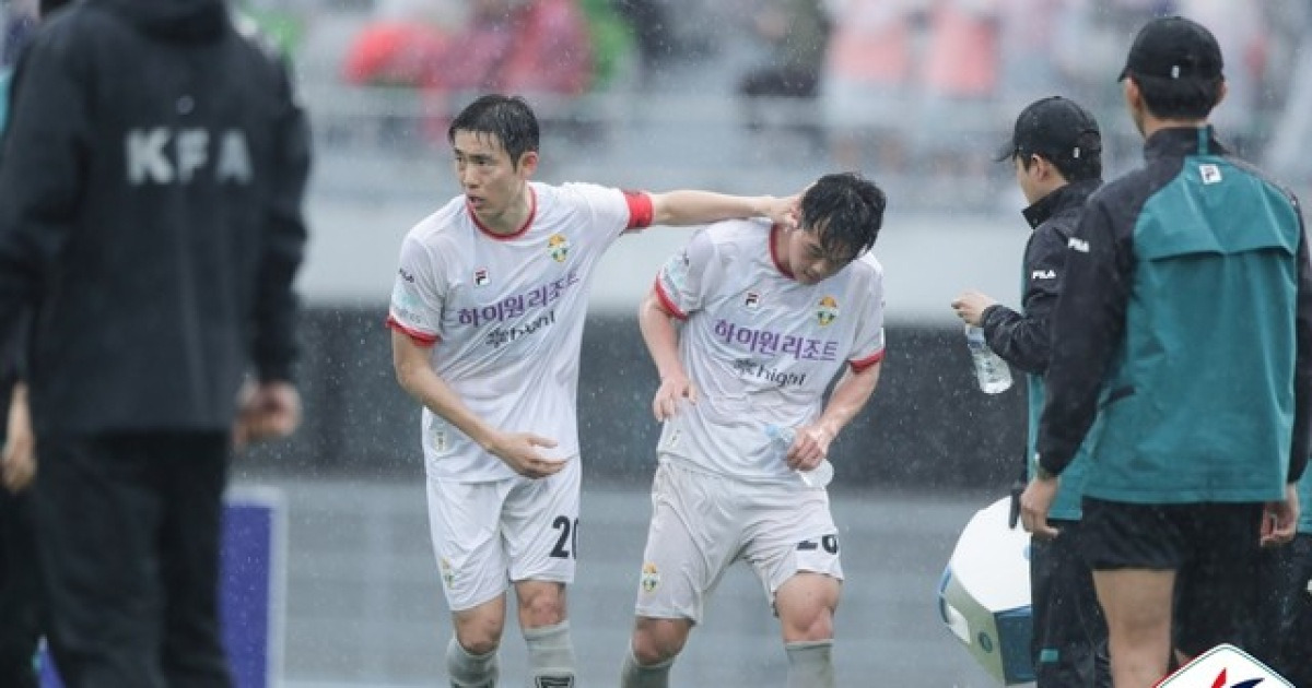 [b11 현장] '우중 혈투' 강원, 정한민 극장골로 수원 FC 원정에서 2-1 역전승