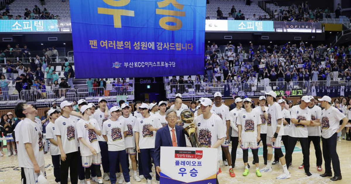 프로농구 KCC, 13년 만에 챔피언 탈환…MVP 허웅(종합)
