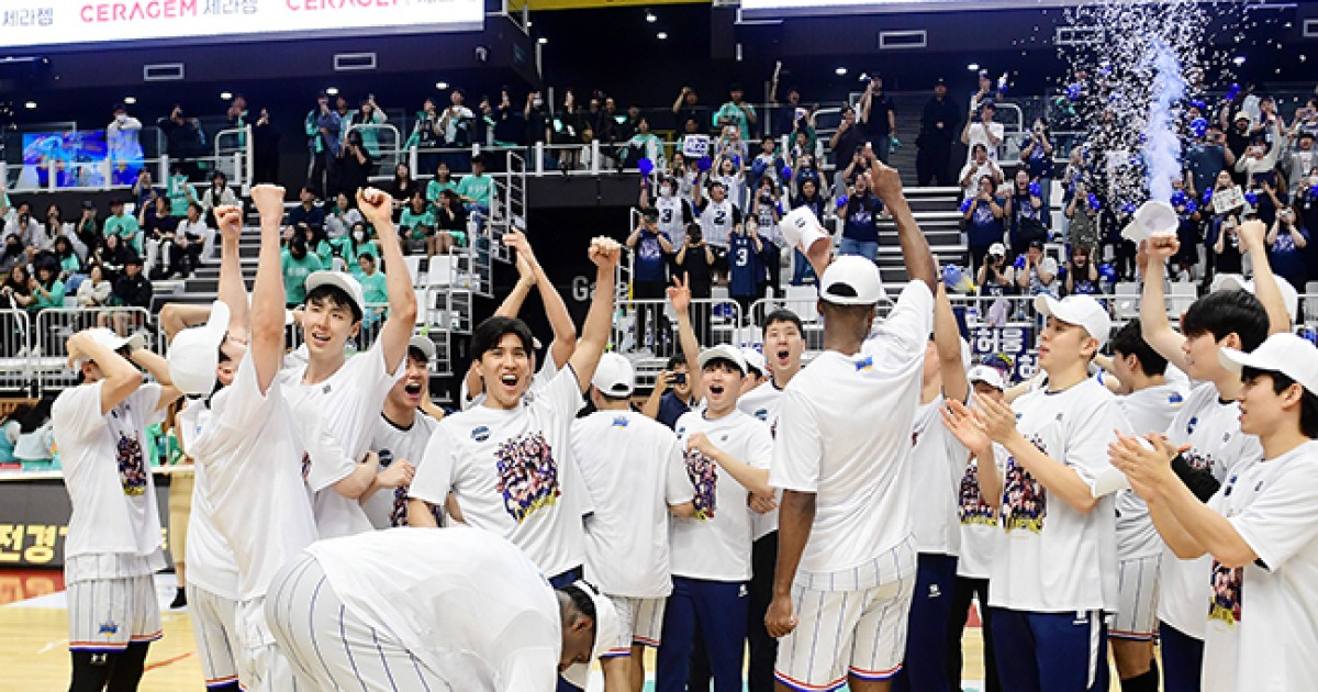 [ST포토] KCC 우승이다~