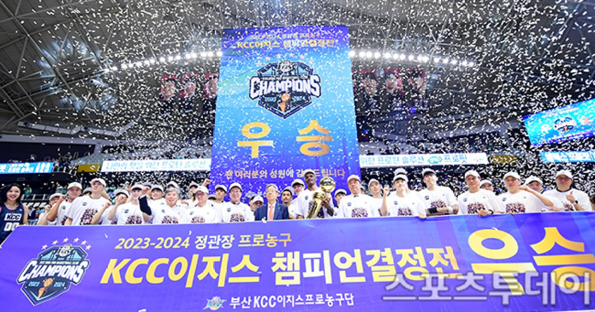 [ST포토] KCC, 트로피 들고 파이팅~