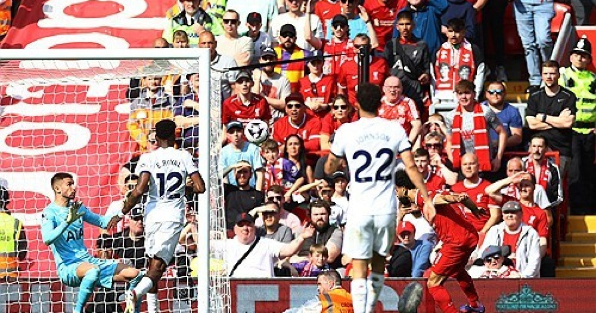 손흥민 EPL 300번째 경기에 토트넘 4연패 유력… 리버풀에 전반전 0-2