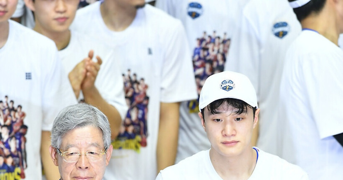 [JB화보] KCC 허웅 '챔프전 MVP로 선정'