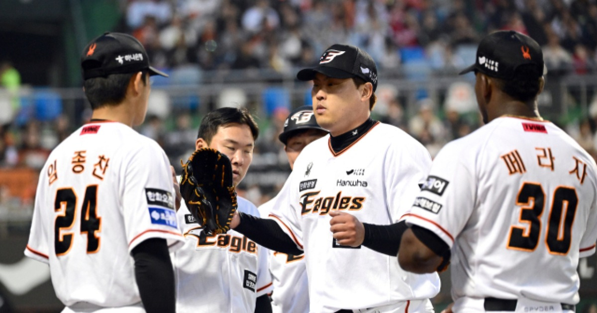 'KBO 100승' 류현진이 롯데를 만난다…7일 선발 등판 예고, '안경 에이스'와 맞대결 성사