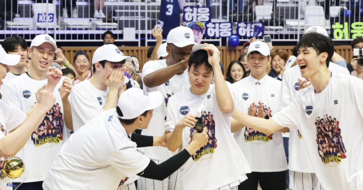 아버지 허재 이후 26년 만에···KCC 허웅, 눈물의 'MVP'