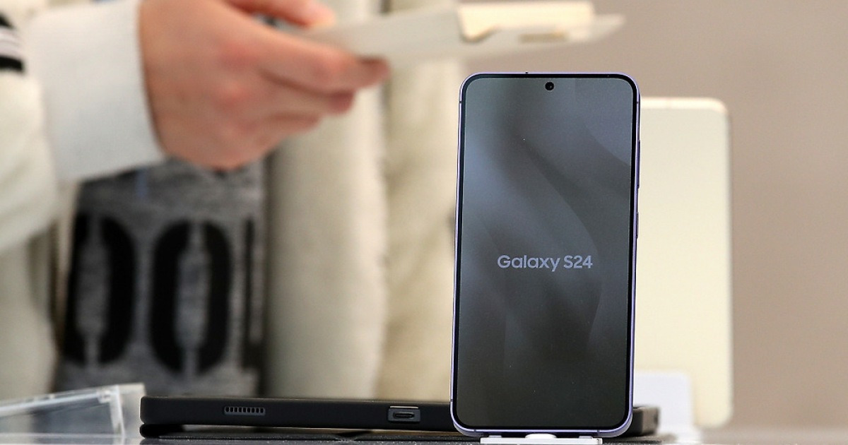 갤럭시 S24 울트라, 1Q 아이폰 15 시리즈 독주 속 선전