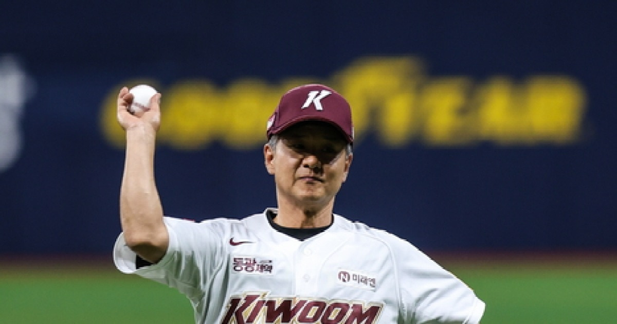 SOOP 정찬용 대표와 스트리머 지피티, KBO 키움vs두산 전서 시구·시타 진행