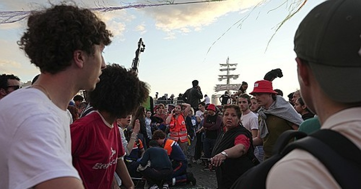 OLY Paris Torch Arrival