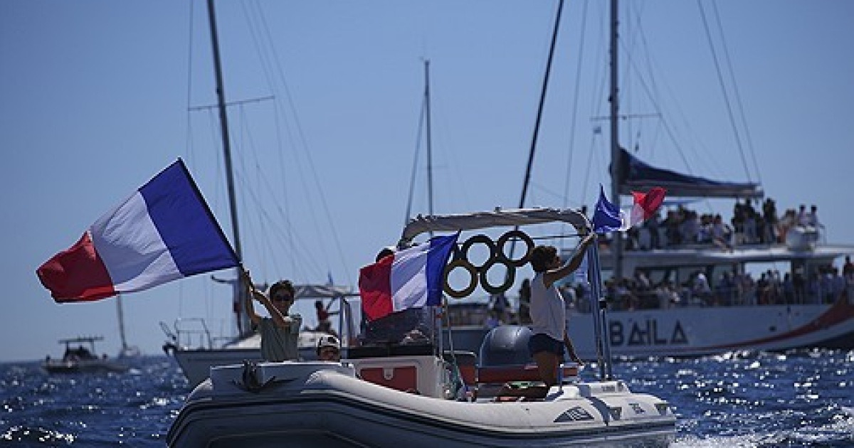 OLY Paris Torch Arrival