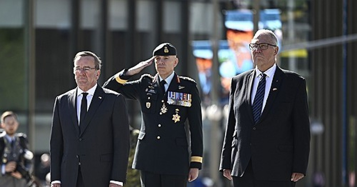 Canada German Defense Minister