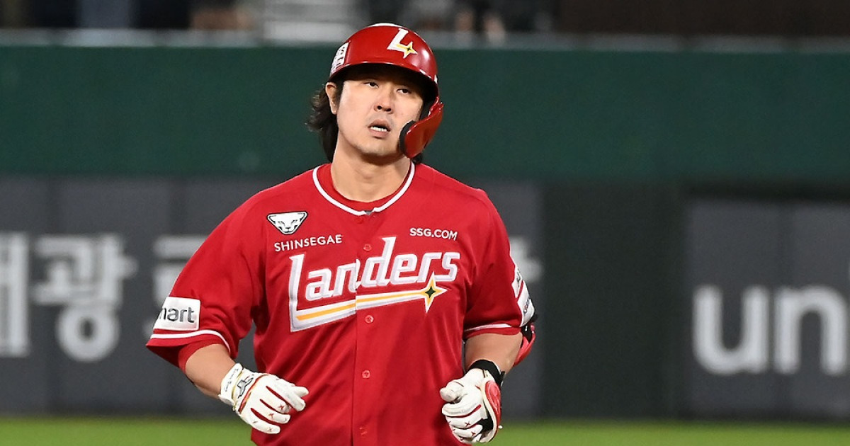 '역전 솔로포' SSG 최정, 통산 4000루타 달성...KBO리그 역대 3번째 [광주 라이브]