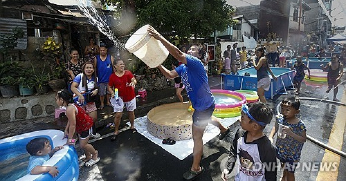 PHILIPPINES COMMUNITY WATER DIPPING
