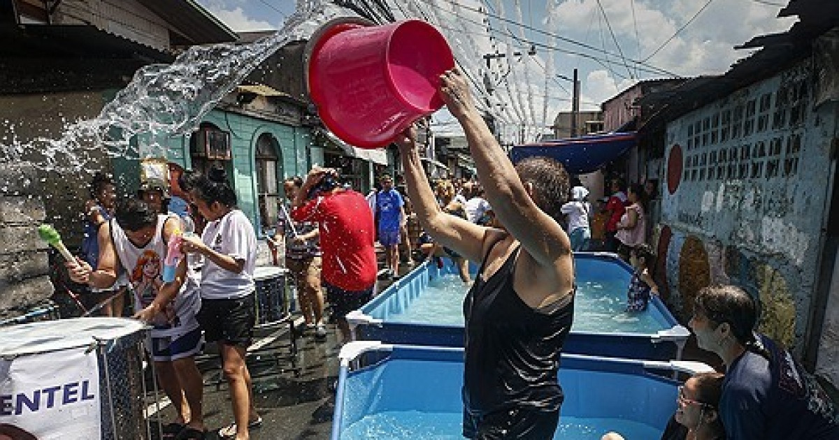 PHILIPPINES COMMUNITY WATER DIPPING