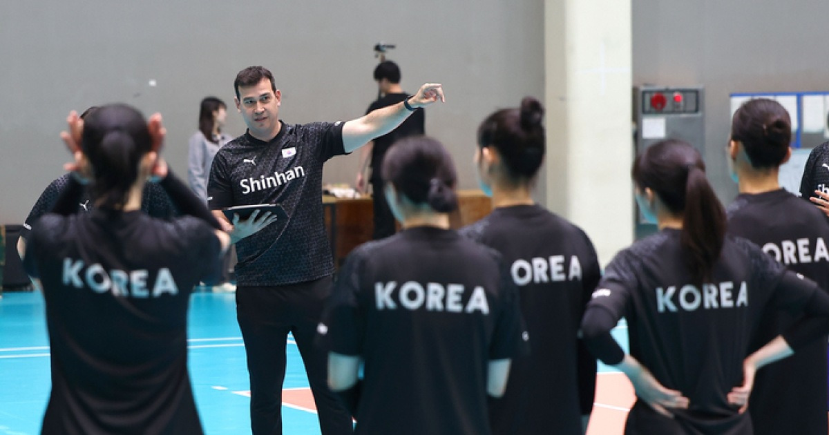 “낮고 빠른 플레이로 똘똘 뭉쳐야”…이번엔 달라야 한다, ‘첫선’ 모랄레스호, VNL 27연패 끊을까