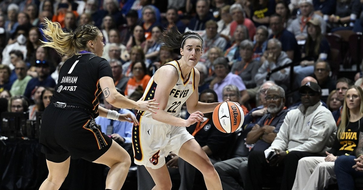 미국 여자농구 스타 클라크 WNBA 데뷔전, 230만명 시청