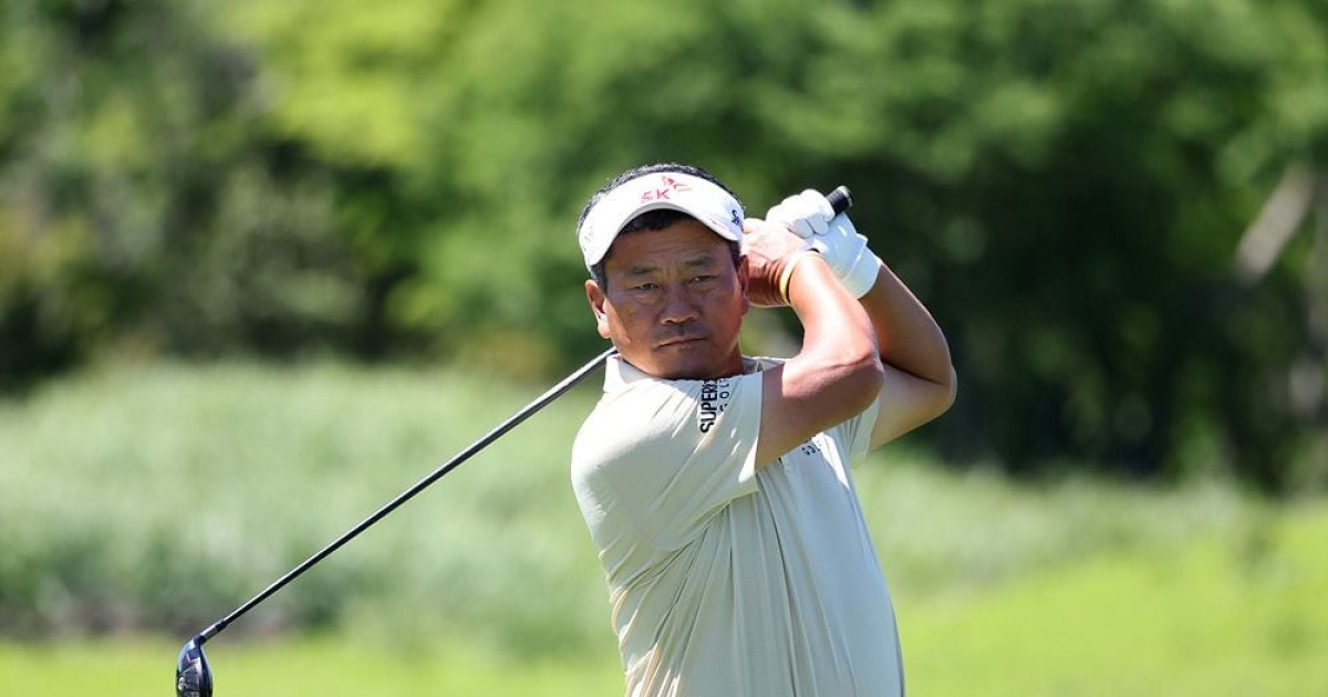 KPGA 최고령 우승 보인다… 54세 최경주, SK텔레콤 오픈 2R 6타차 선두