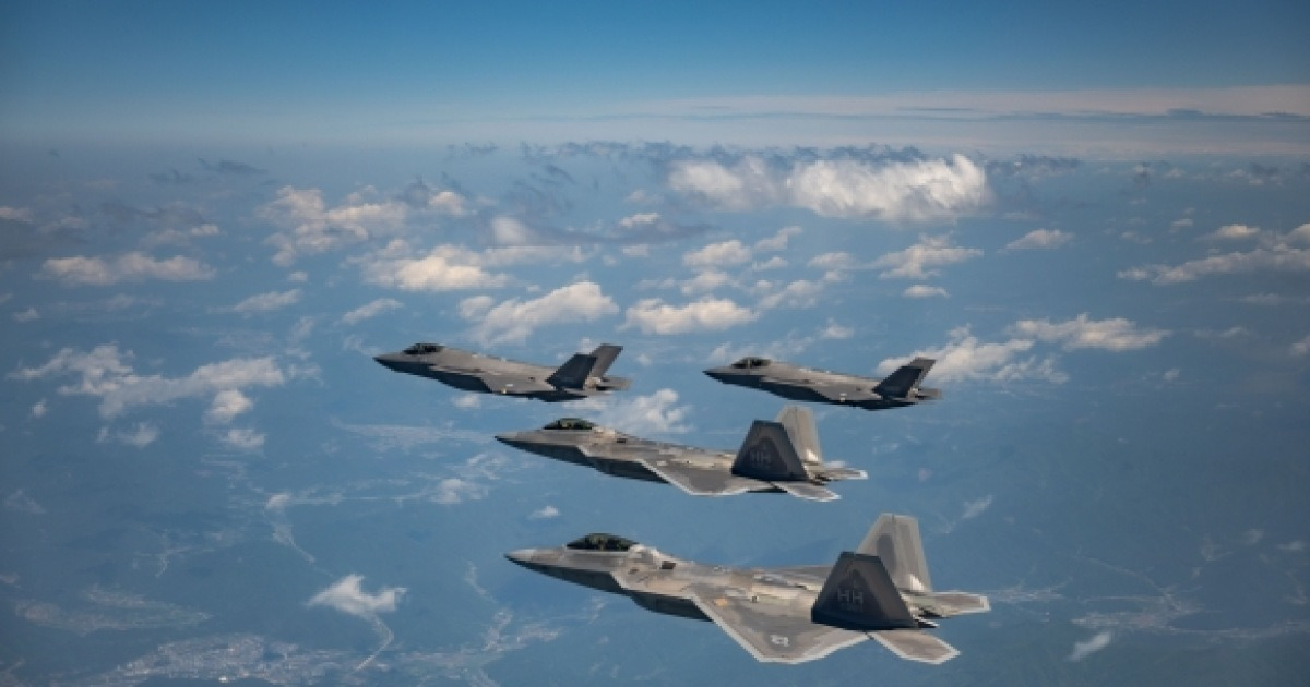 ‘최강’ 美 F22, 韓 F35A와 한반도서 ‘도그파이트’