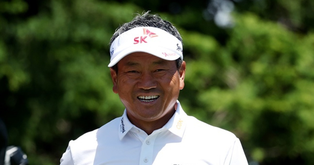 '클래스는 영원하다' 54세 최경주, 단독 1위 질주 "항상 목표는 우승"... 최고령 우승이 보인다 [KPGA]