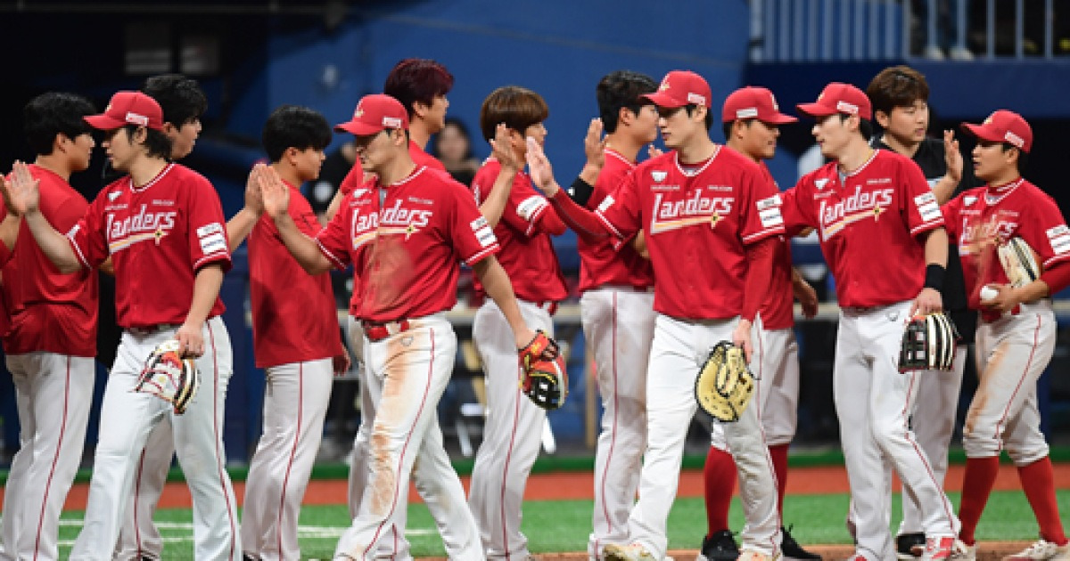 SSG ‘신나는 2연승 하이파이브’ [MK포토]