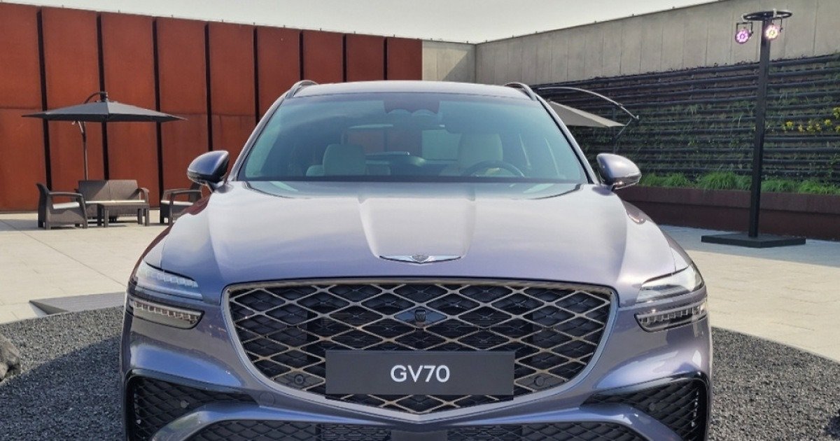 '고급차=검은색' 공식 깰까…새 색상 '세레스 블루' 입은 GV70